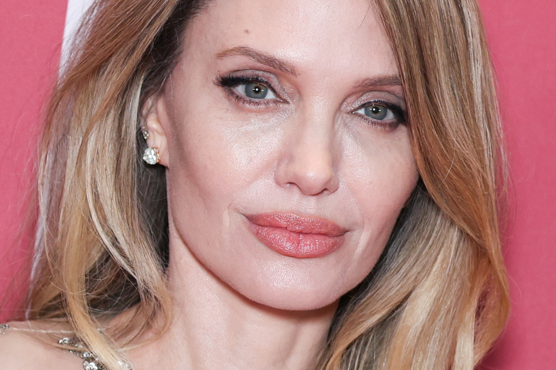 Angelina Jolie hautausurakoitsijana? Urat, joille julkkikset melkein ...