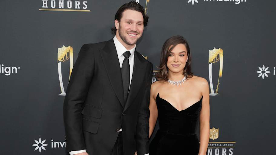 Hailee Steinfeld shows off full baby bump while Josh Allen sips morning ...