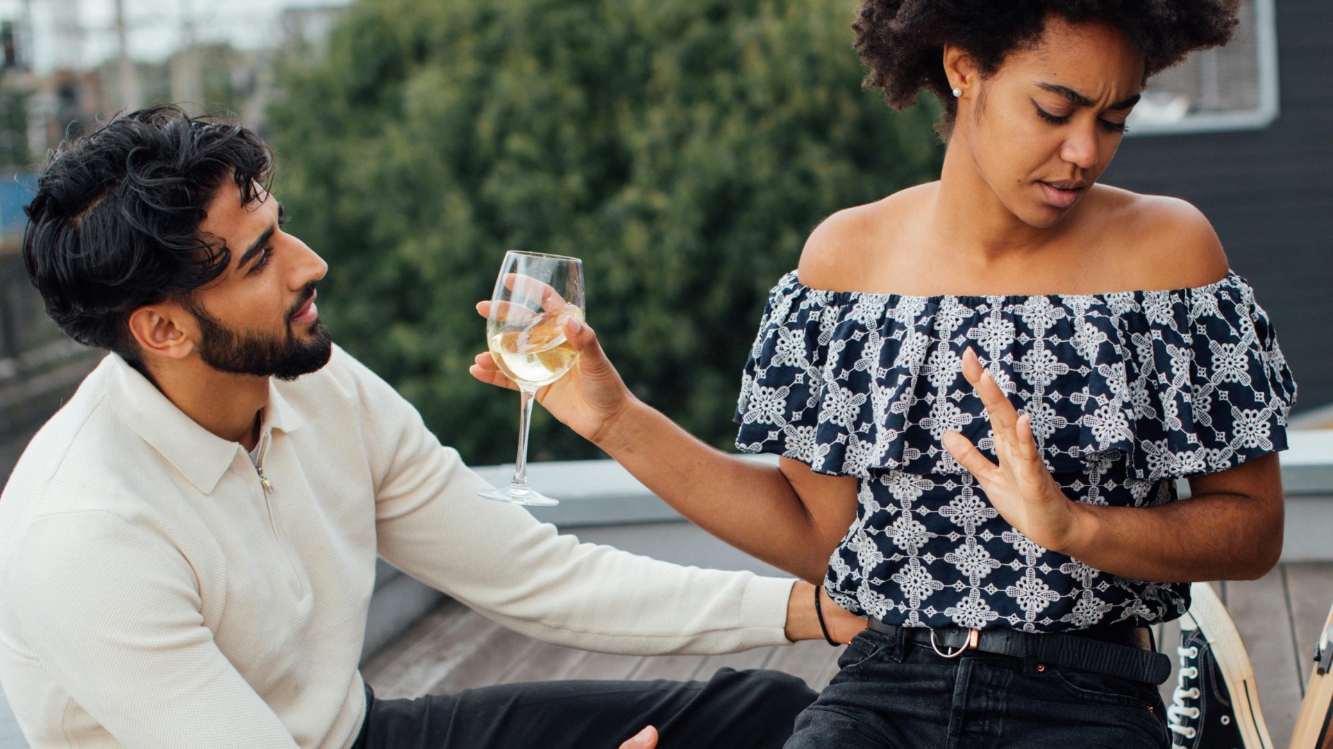 10 things men should never do on a first date & 10 they should always do