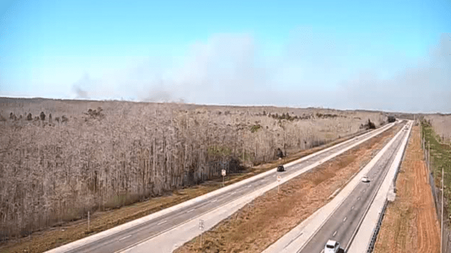 Smoke blankets Alligator Alley as Florida's National Fire explodes to ...