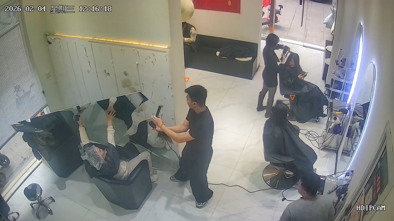 Mirror collapses without warning inside shop in Shandong, China