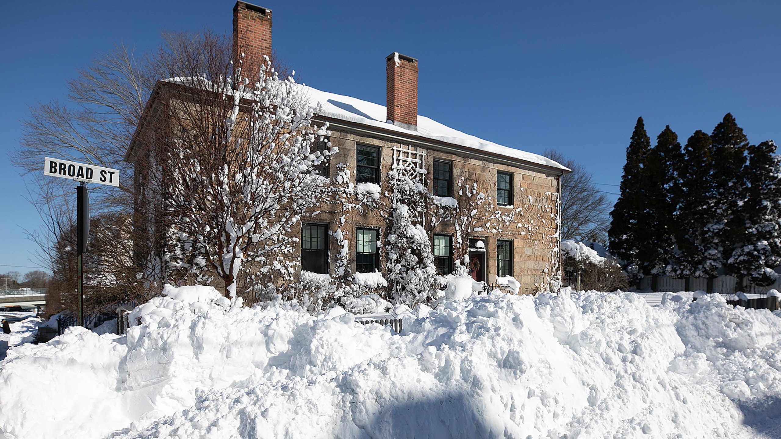 Pictured: Snowed-in homeowners take drastic action to escape their ...