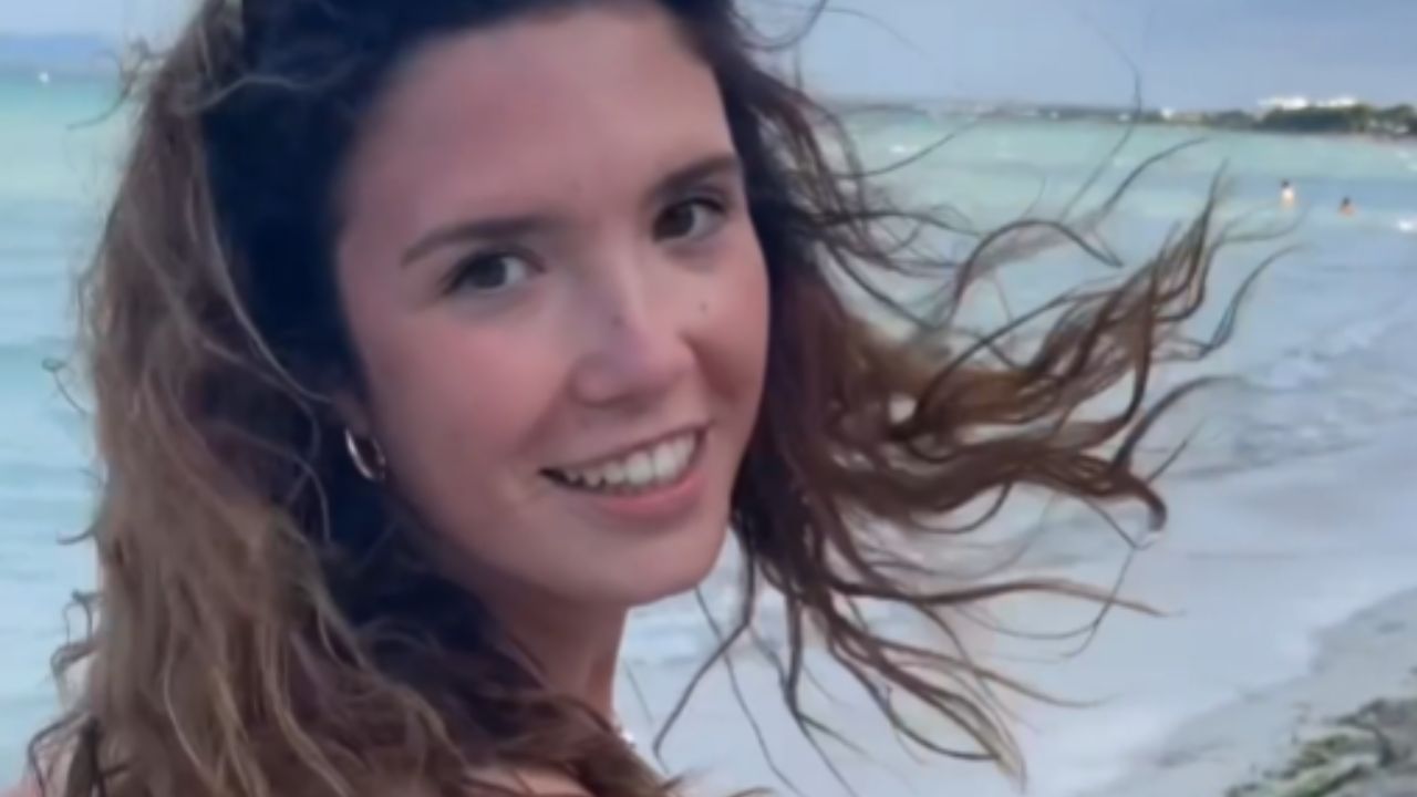 Girl enjoys calm beach moment before her brother sends her splashing ...