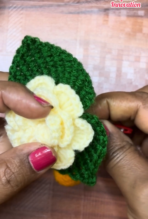 Easy crochet flower with adorable hanging berries, beginner-friendly DIY