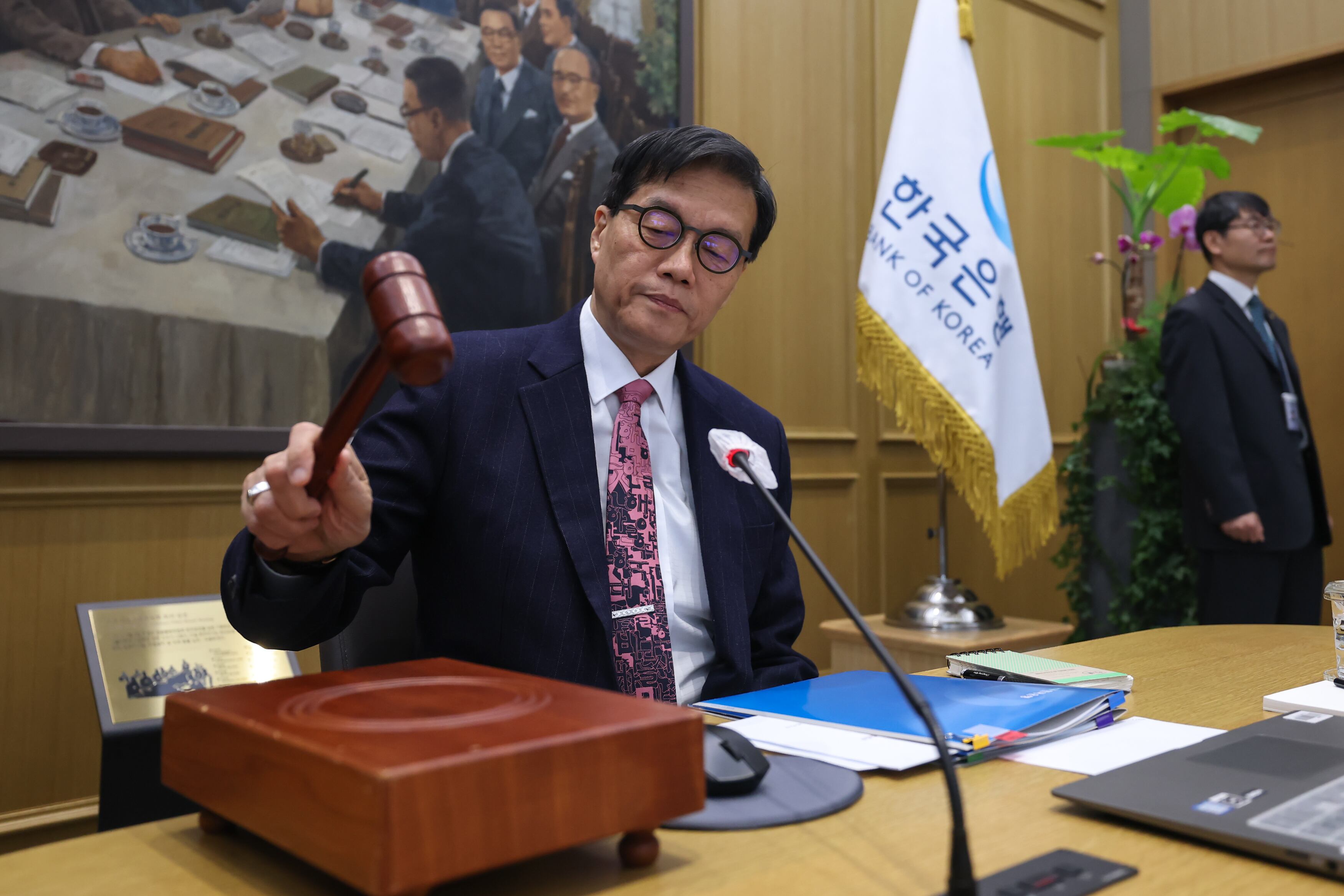 Bank of Korea freezes rate for sixth time, raises growth forecast to 2%