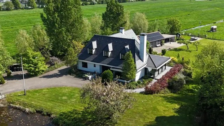 Radio-dj Frank Dane legt ruim € 2,1 miljoen neer voor villa in Zoeterwoude