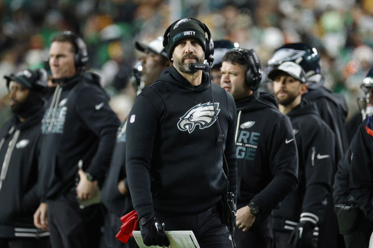 Eagles trade for 3-time Pro Bowl quarterback