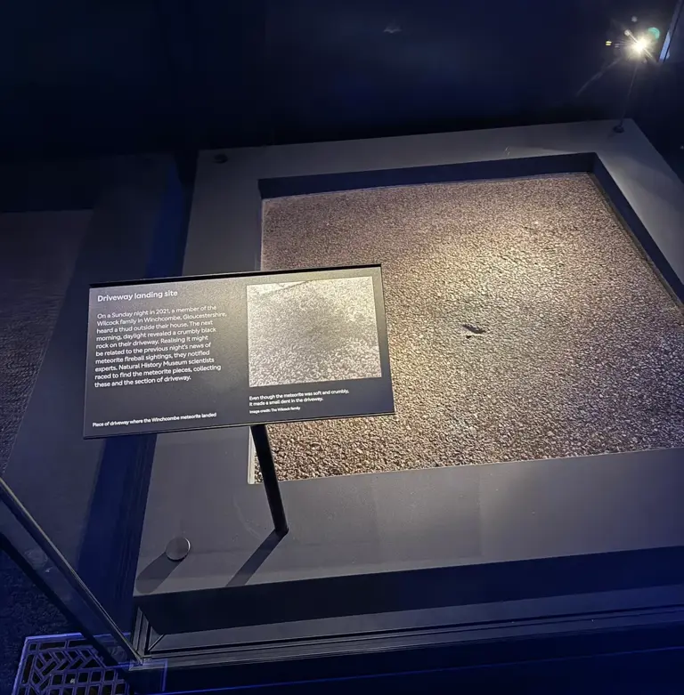 La roche spatiale tombée dans une allée qui est devenue une fenêtre sur ...