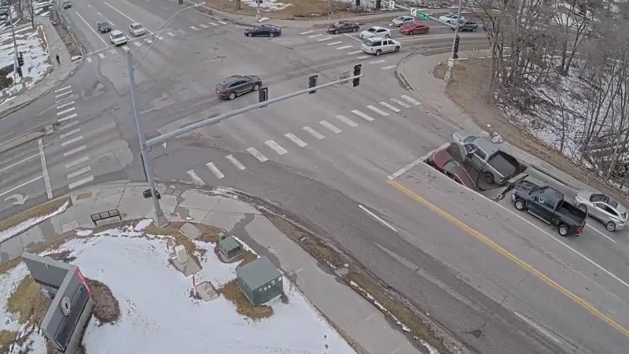 Yer yarıldı, iki araç içine düştü