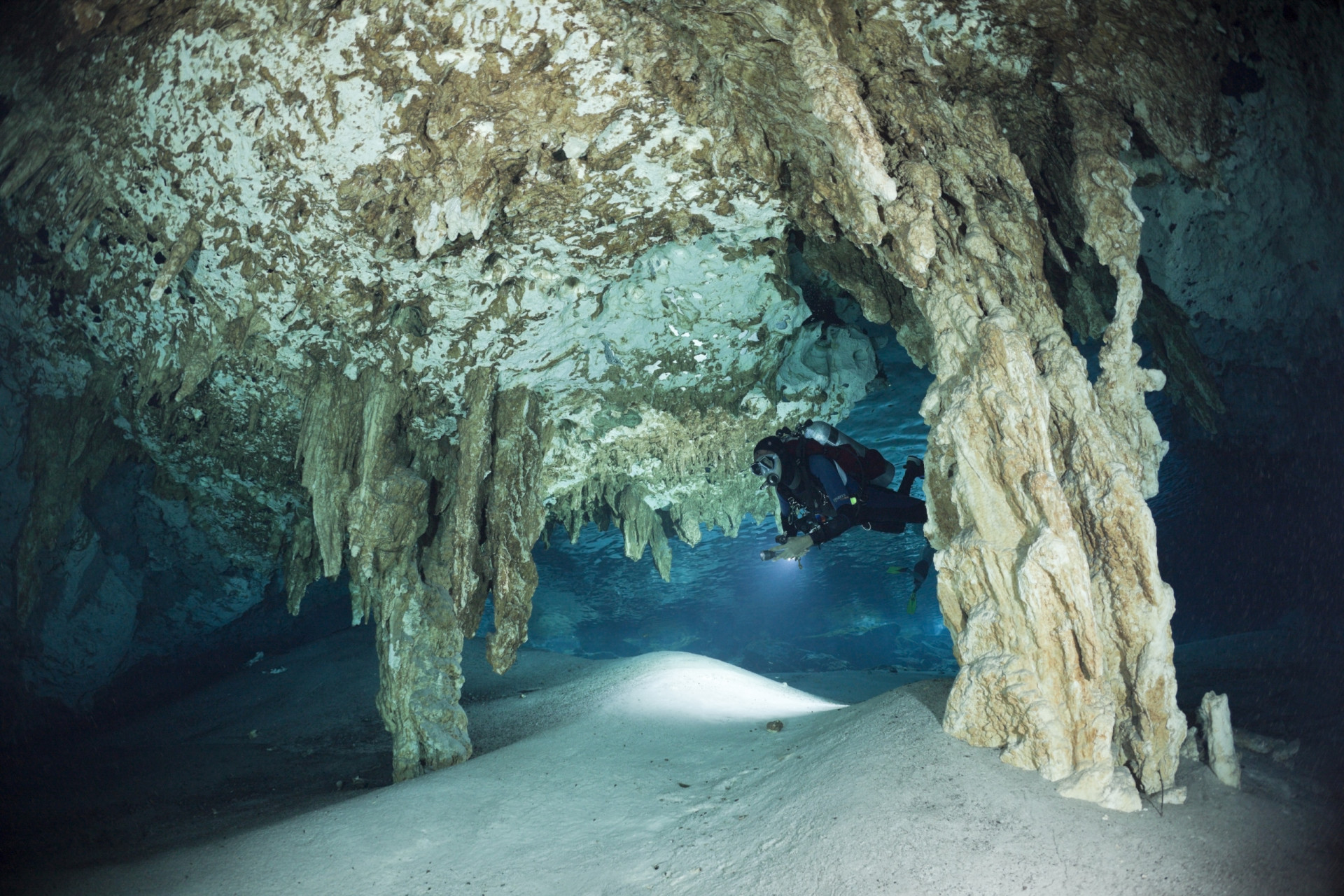 The breathtaking beauty of sea caves from around the world
