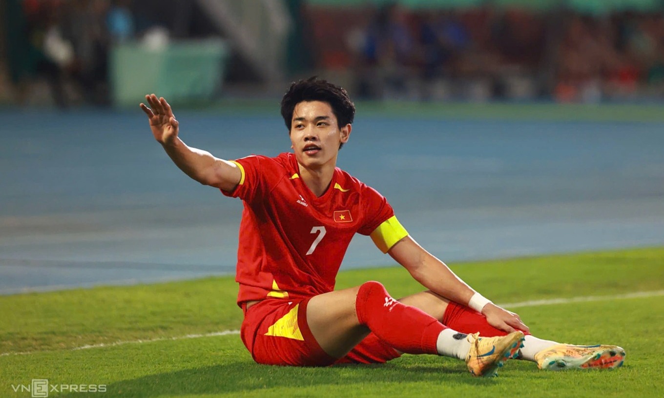Vietnam star forward Nguyen Dinh Bac suspended after Asian Cup red card ...