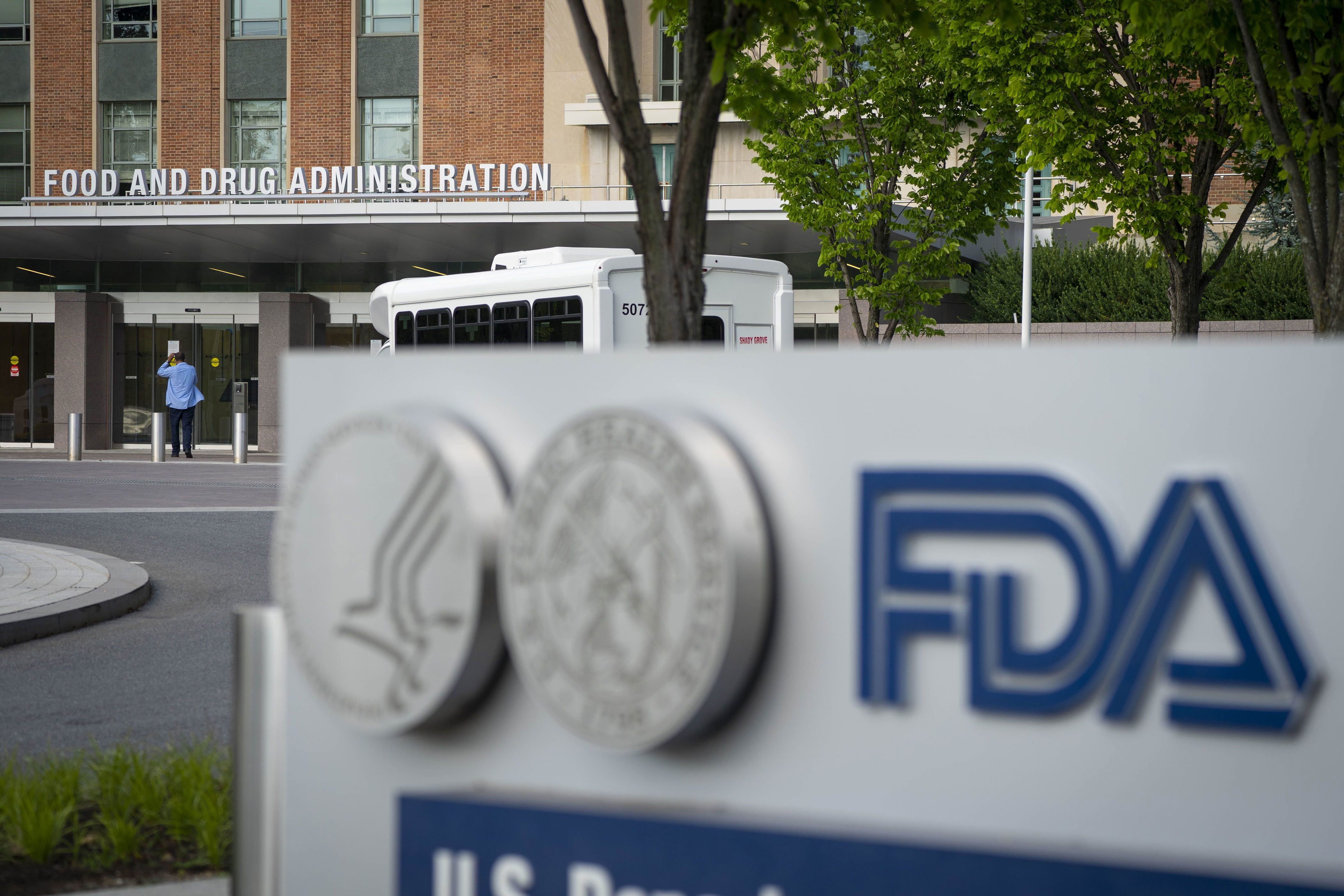 FDA to give staff bonuses for speeding up drug reviews