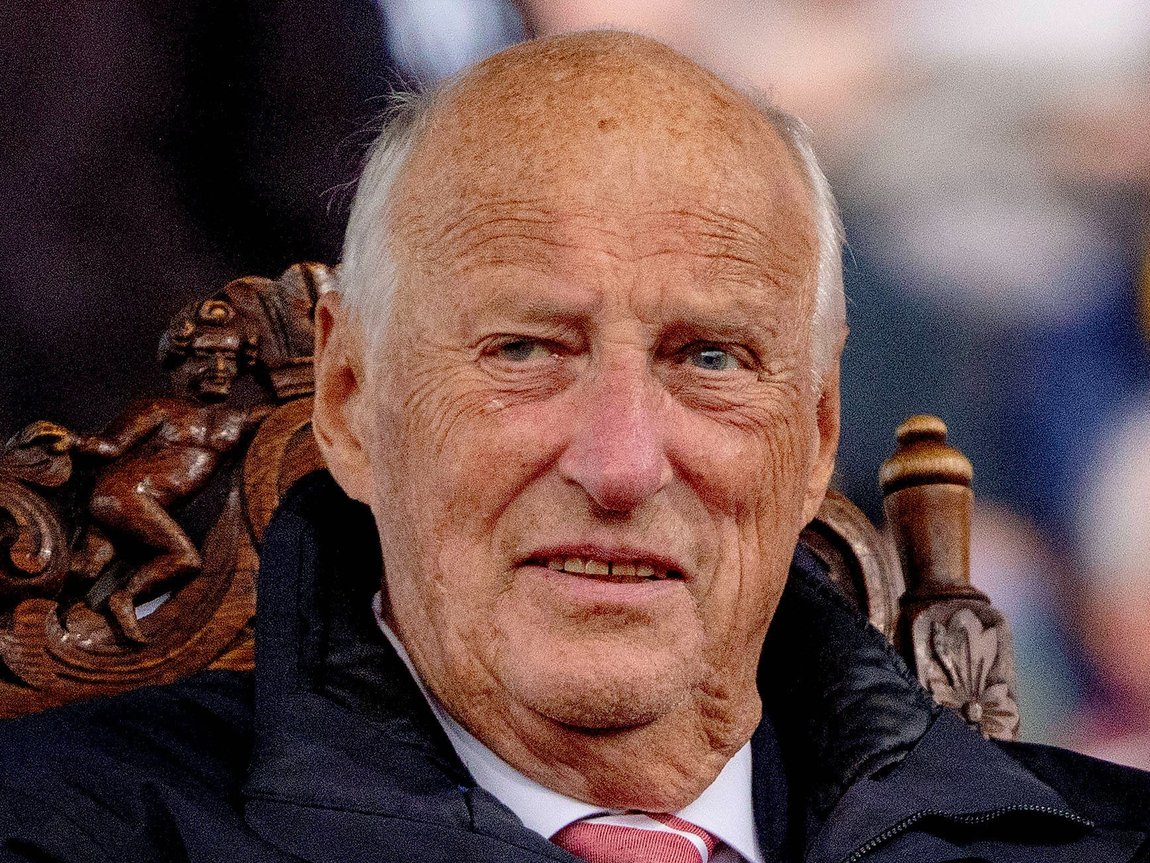 König Harald V verlässt Krankenhaus und setzt Urlaub fort