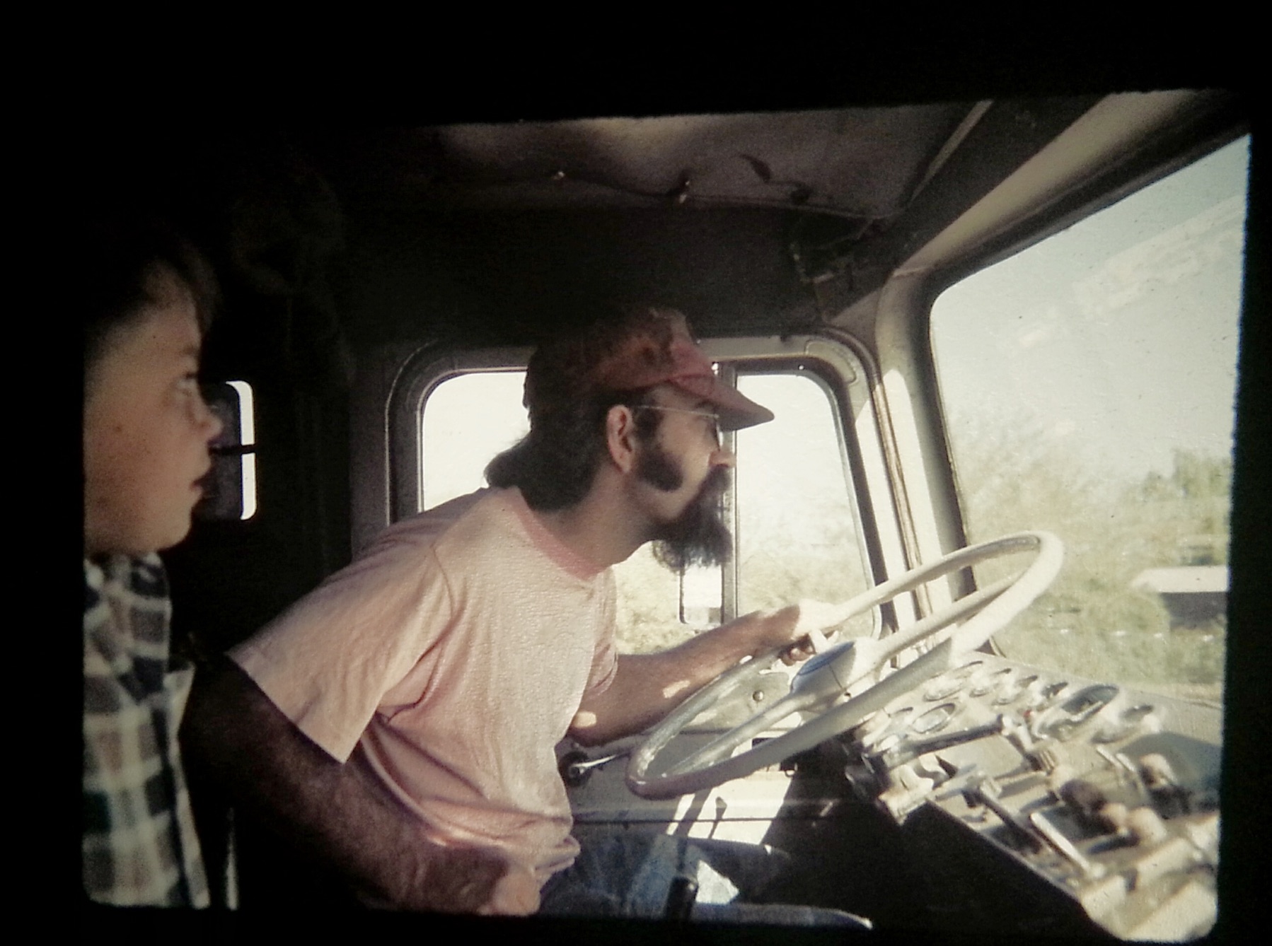 21 Photos Remembering a Trucker's Golden Age Life