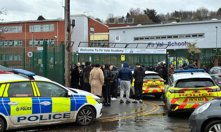 Police rush to secondary school mass fight between pupils as 'two ...