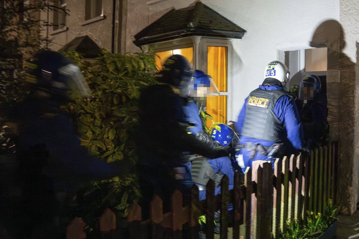 Moment London police raid house in operation against phone snatch gang