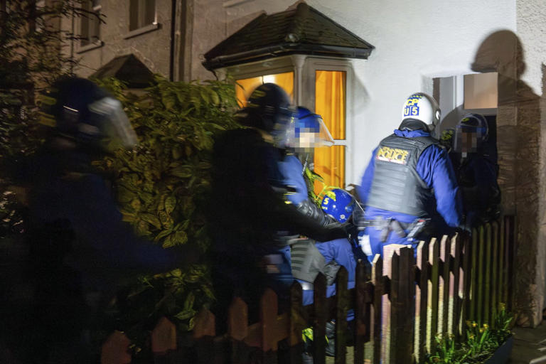 Moment London police raid house in operation against phone snatch gang