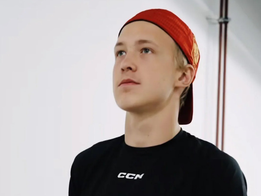 Vidéo : Alexander Zharovsky sort ses mains et marque deux superbes buts