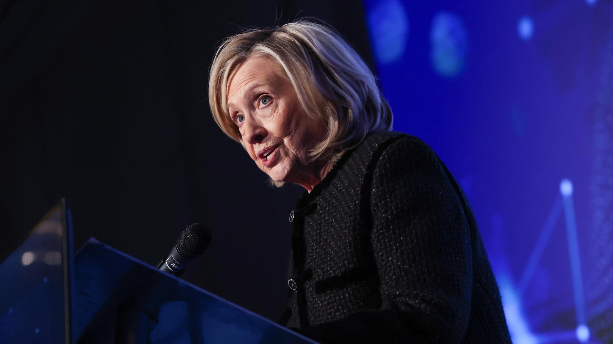 Cette photo d’Hillary Clinton publiée sur X a mis en pause son audition ...