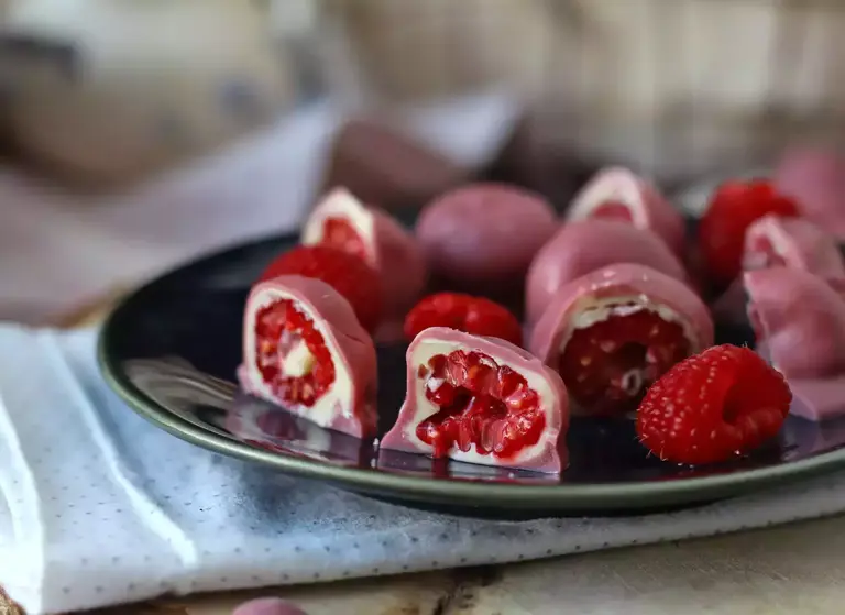 Bombones de frambuesa, chocolate blanco y chocolate Ruby al estilo franui