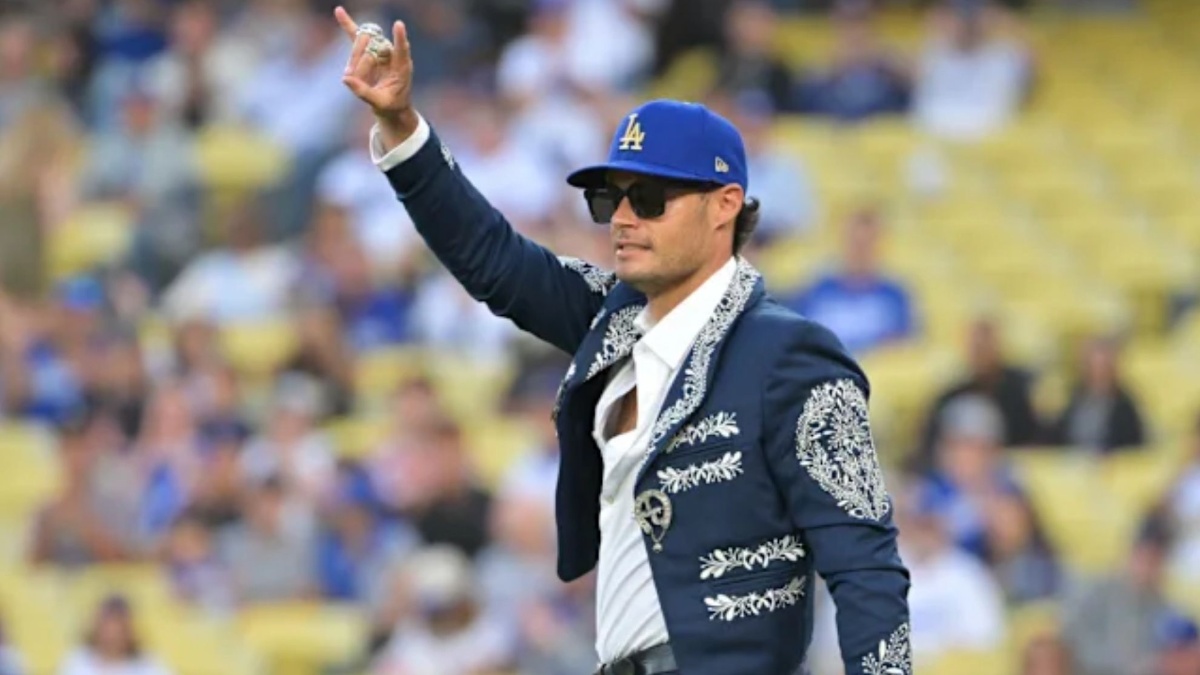 MLB: Joe Kelly receives a new mariachi jacket from Los Angeles team