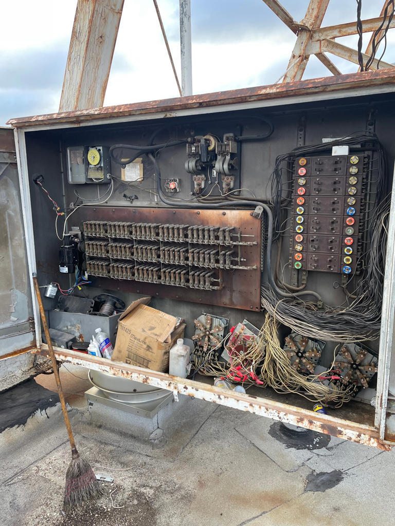 Western Auto sign repair deal reached after nearly a year, won’t be ...