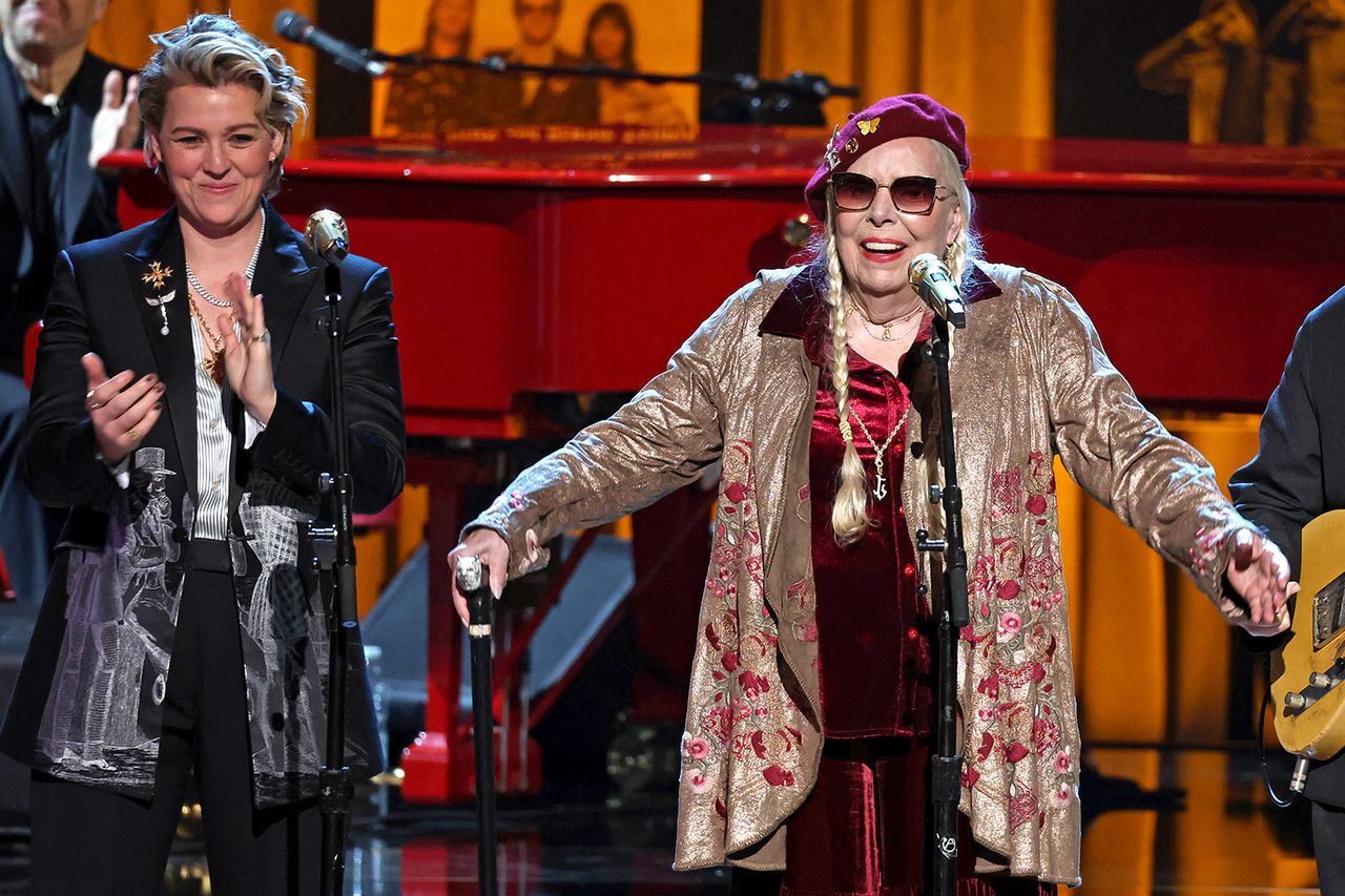 Brandi Carlile describes helping Joni Mitchell, 82, back to the stage ...