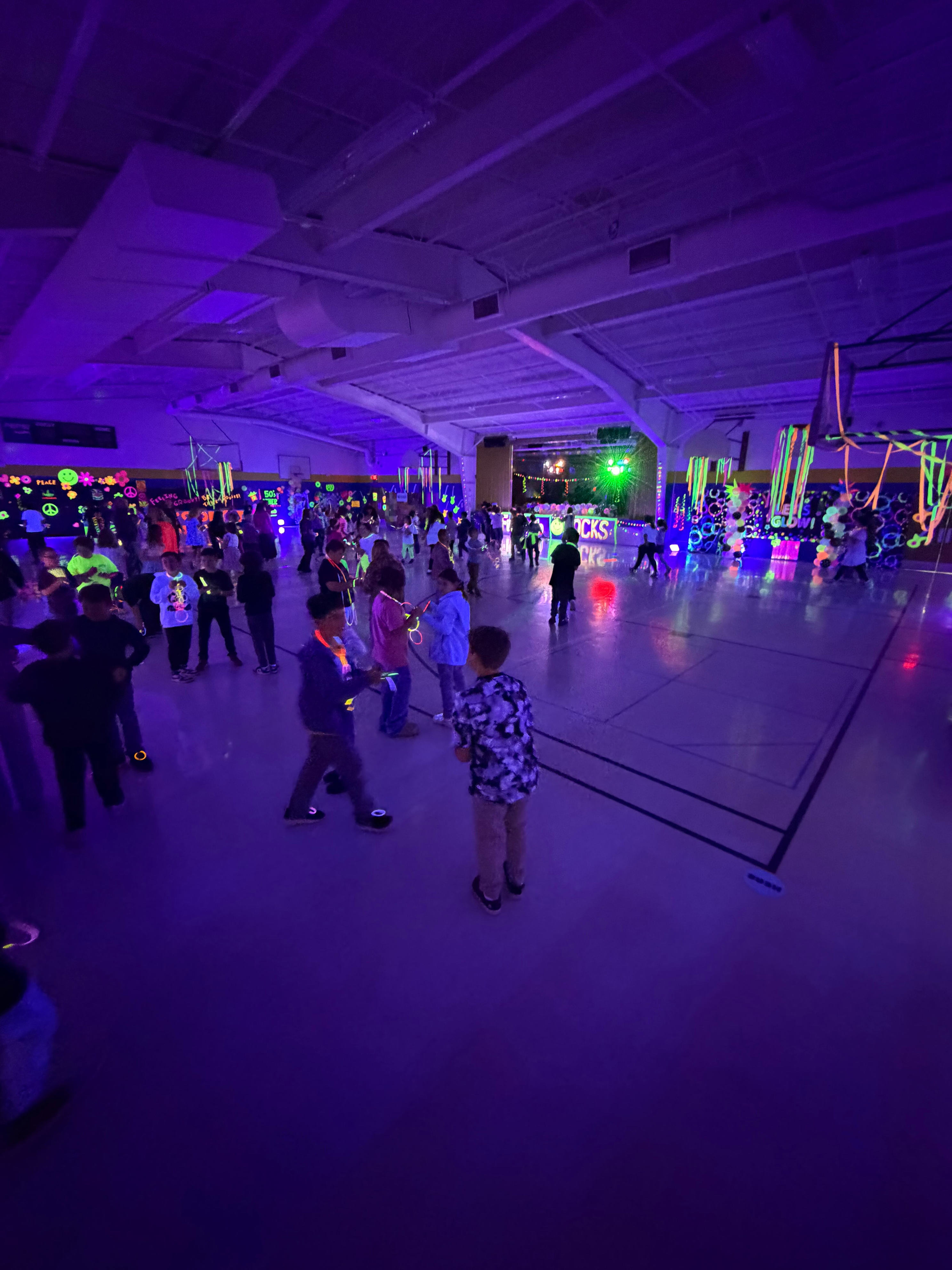 Franklin Elementary students celebrate iReady growth with glow dance party