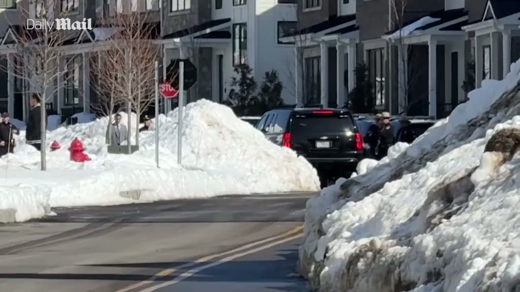 Motorcade arrives ahead of Hillary Clinton's Epstein deposition