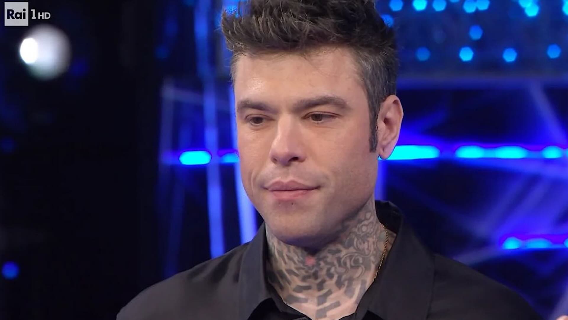 Male necessario disco d’oro, Fedez dedica il suo successo a Maurizio ...