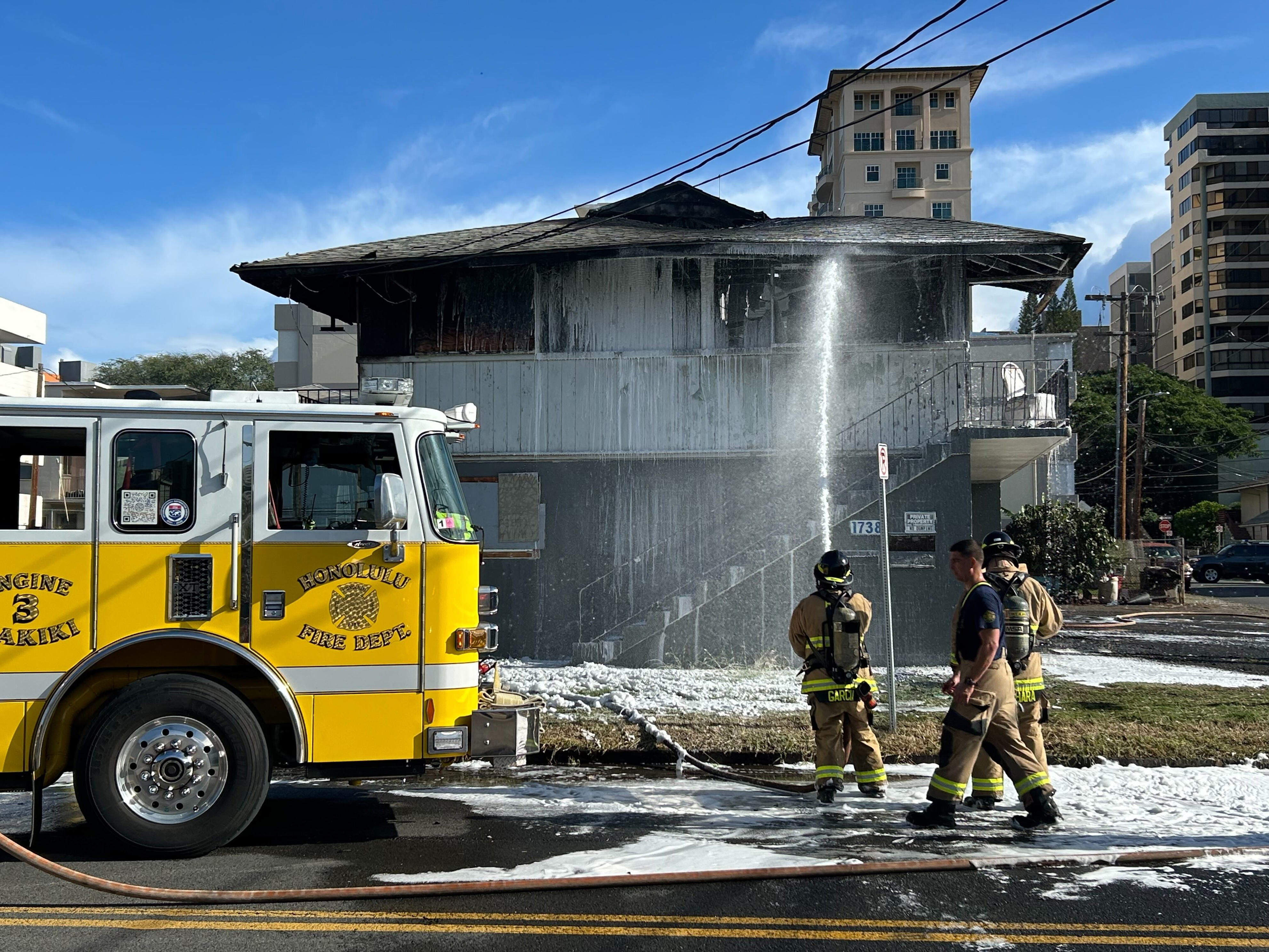 3 displaced after fire destroys McCully apartment building