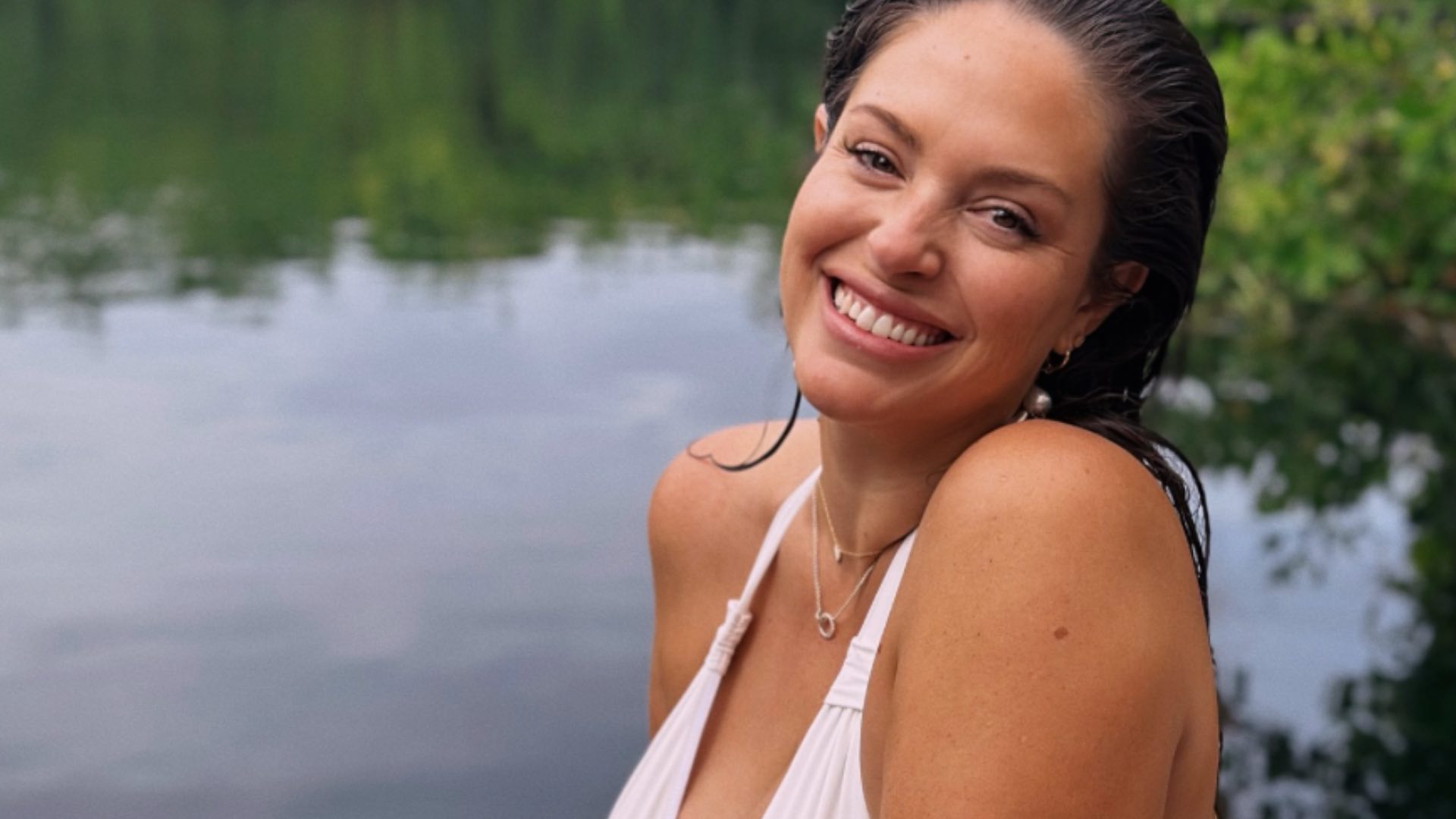Gracias por mostrar esto: una modelo con curvas posa con naturalidad en ...