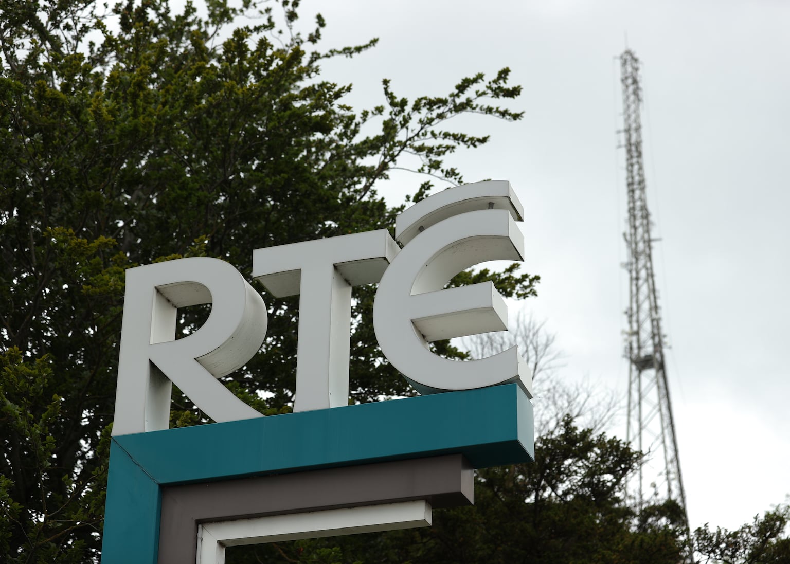 ‘Up the RA’ chants force RTÉ to cut off live broadcast from Prague pub ...