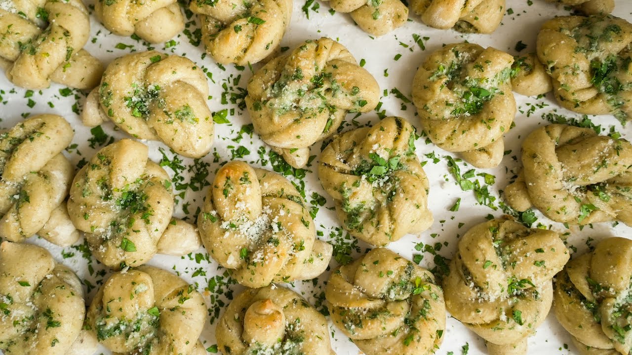 Italian spiced garlic knots: Easy homemade bread recipe
