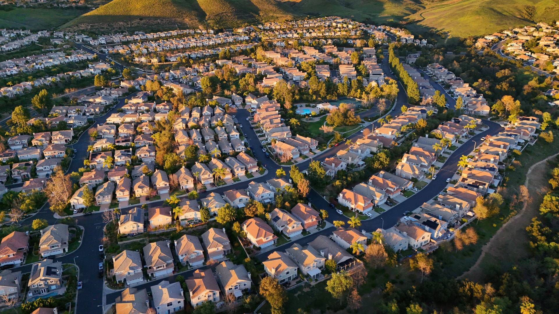 Mortgage rates hit 3-year low, falling below 6%. Is it time to buy?