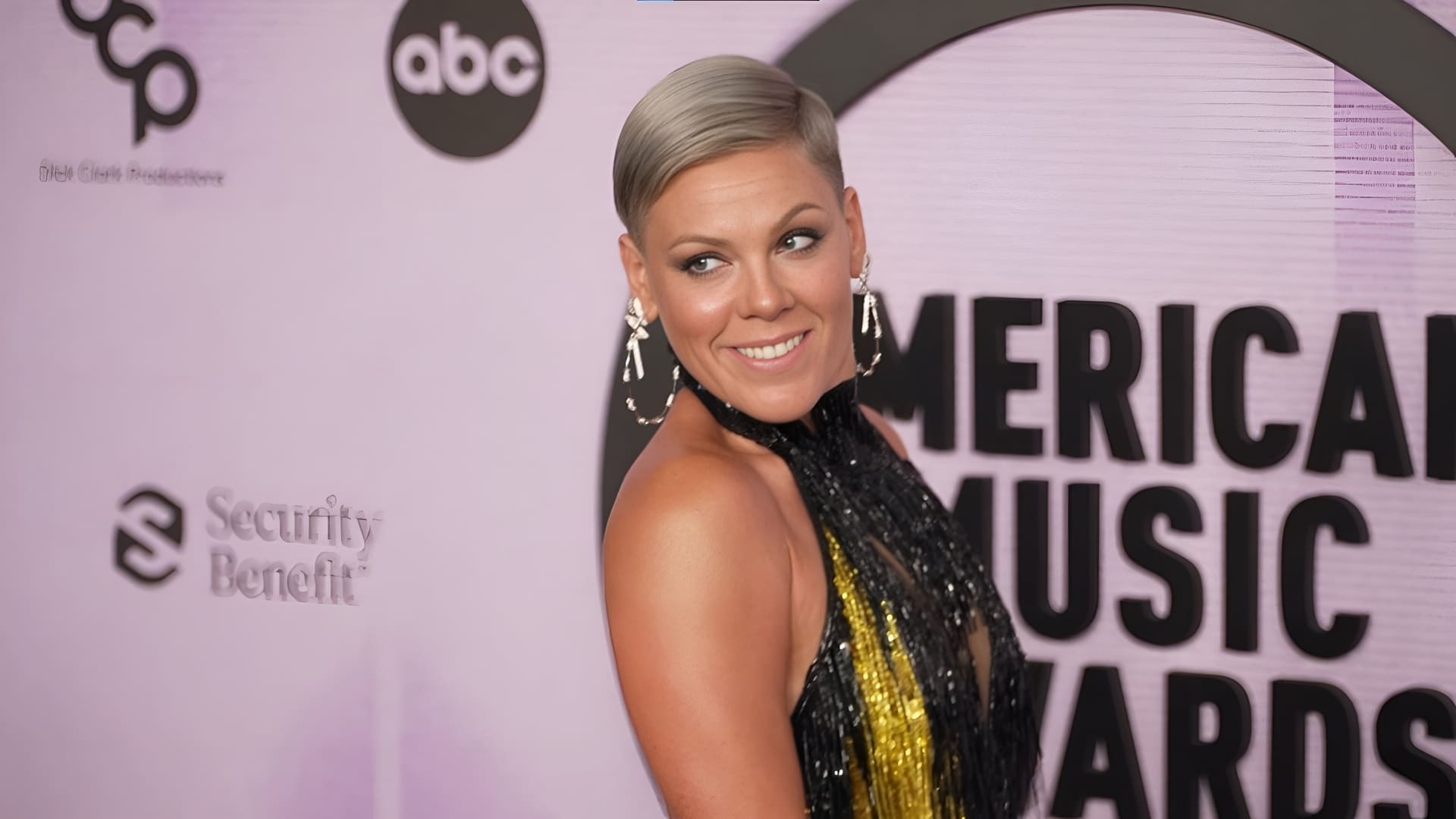 Pink shares resilient message after ringing in 2026 from hospital
