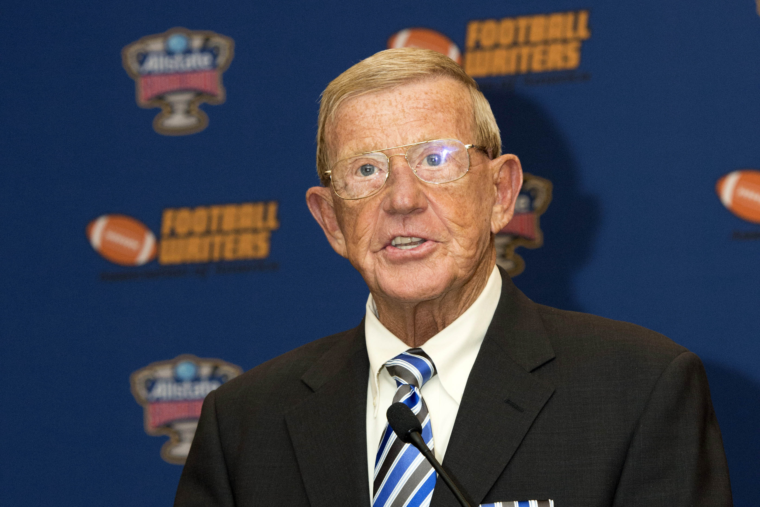 Lou Holtz's newspaper magic trick resurfaces after national ...