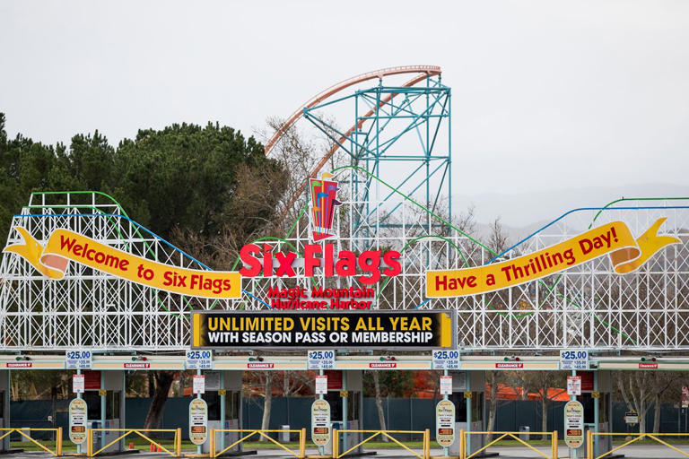 Six Flags to sell off 7 amusement parks