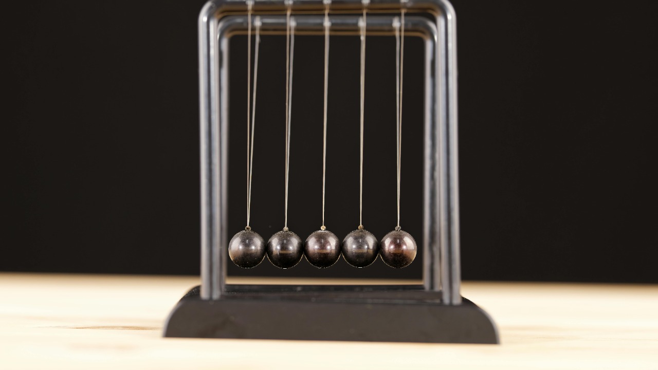Physicists unveil quantum Newton’s cradle where energy flows endlessly