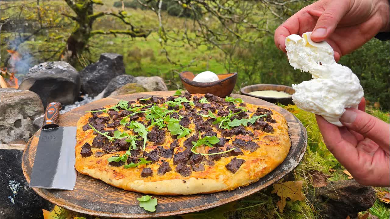 Pizza gigante con filete al whisky cocinada sobre fuego abierto en el ...