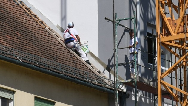 Arbeiter (37) stürzte mehrere Meter von Dach