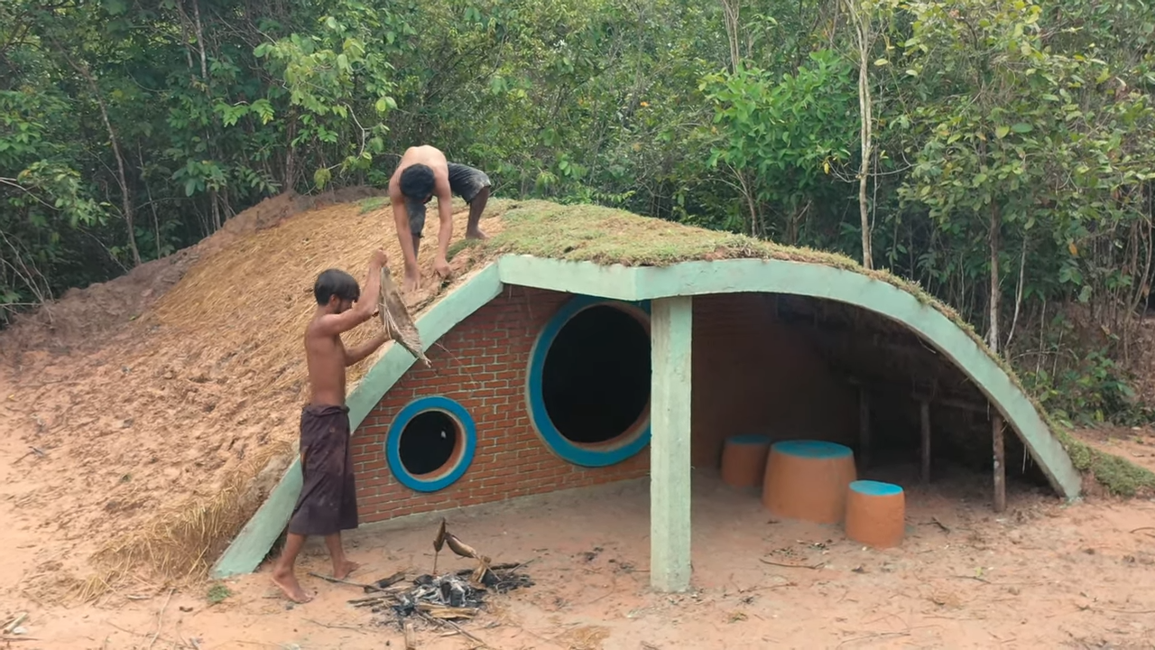 30 days of hand digging to finish an underground hobbit house