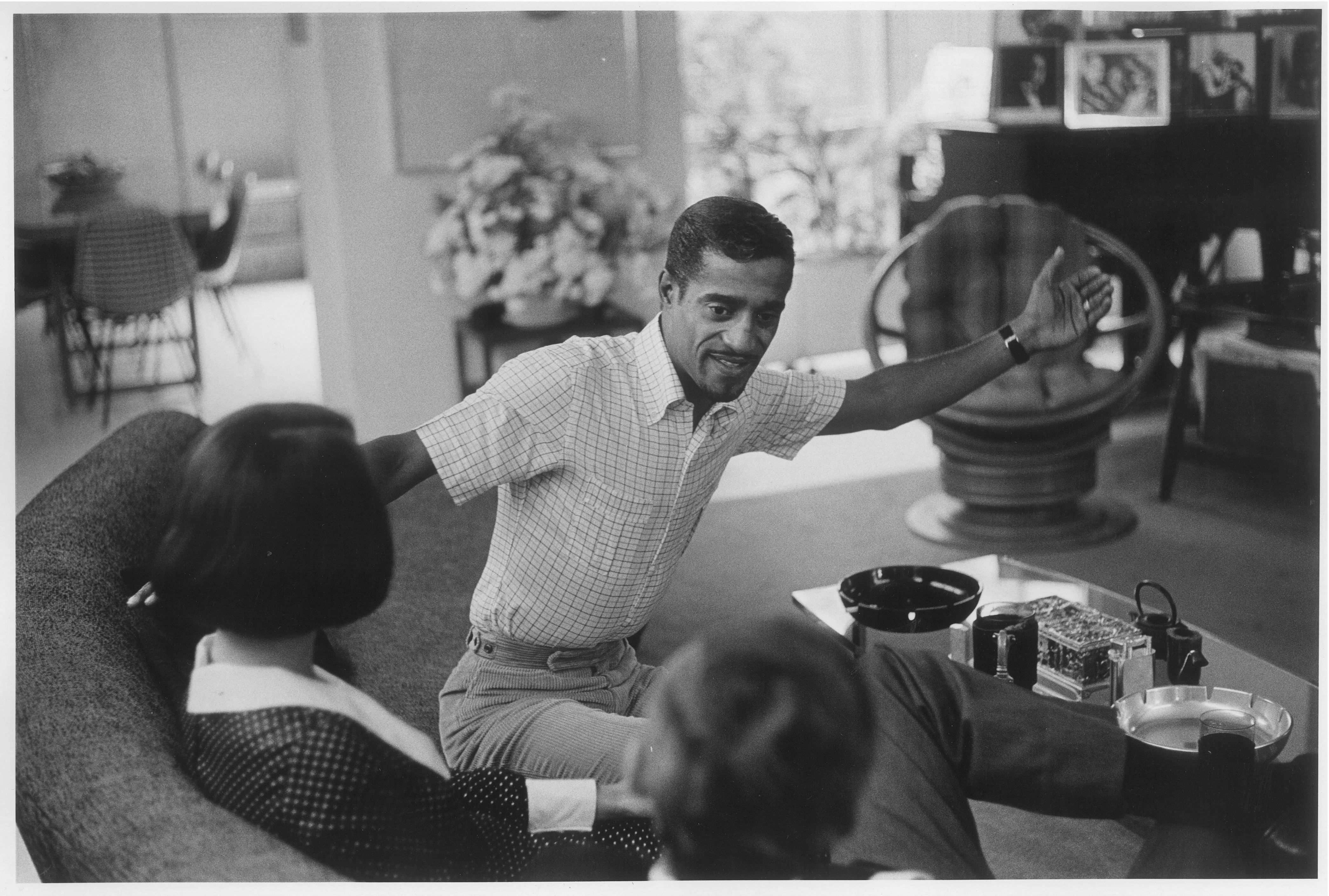 Sammy Davis Jr. at home: 7 photos of “Mister Show Business” off duty
