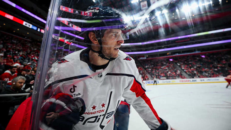 Details emerge for Golden Knights, Capitals Nic Dowd trade