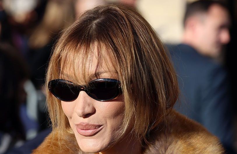 Bella Hadid change de tête : son nouveau carré court très 90’s fait ...