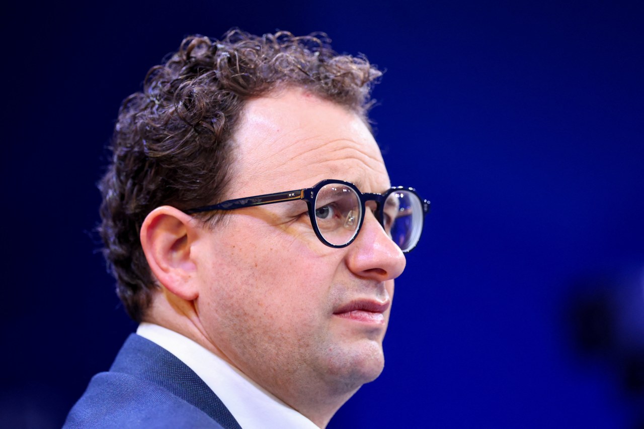 Anthropic says it will fight new Pentagon move as CEO apologizes for ...