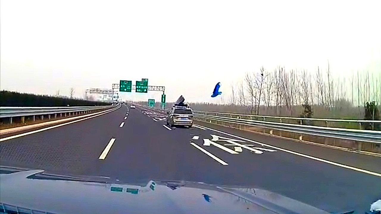 Motorway chaos unfolds after rooftop box suddenly bursts open