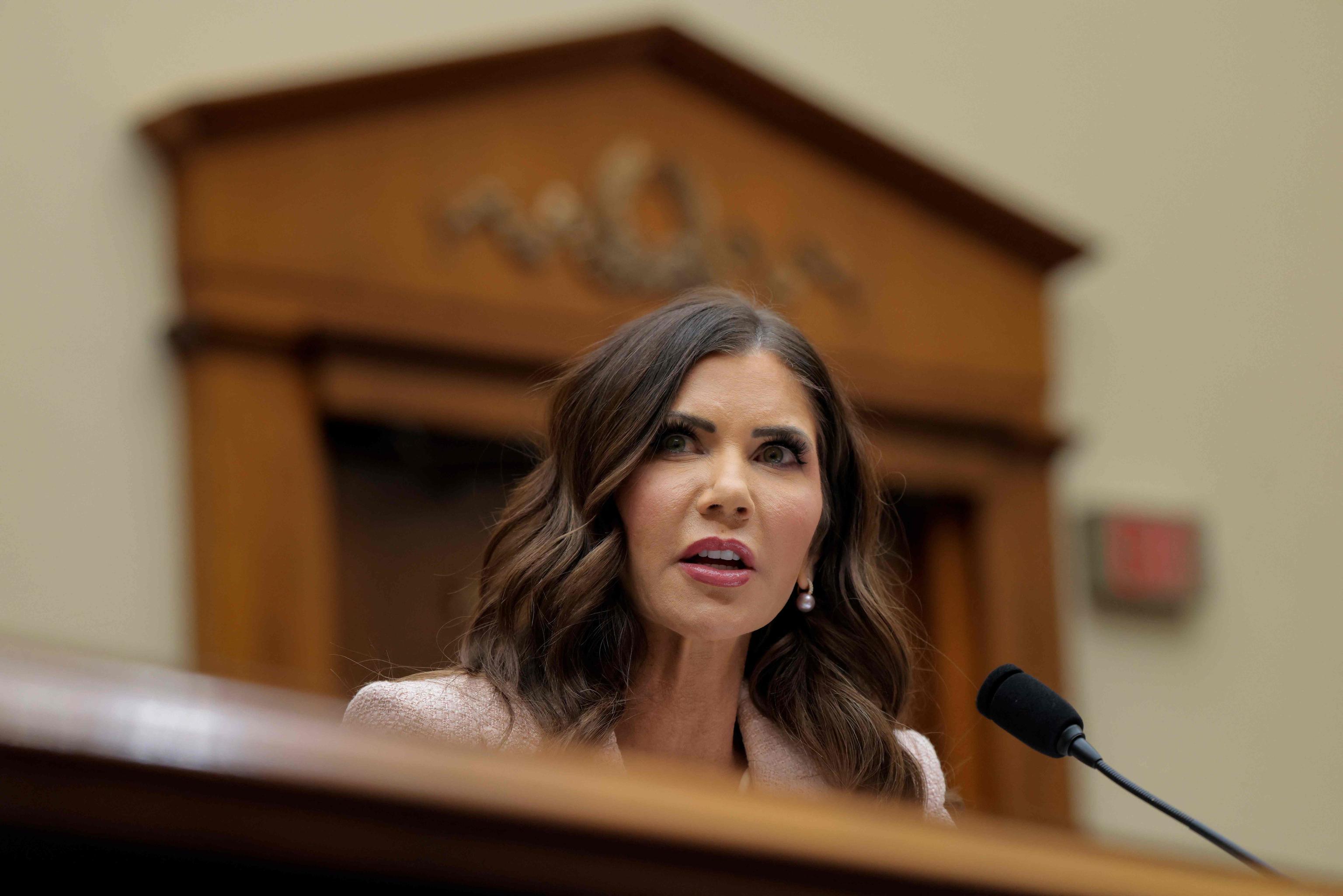Trump caccia Kristi Noem dopo la sua audizione a Camera e Senato. Al ...