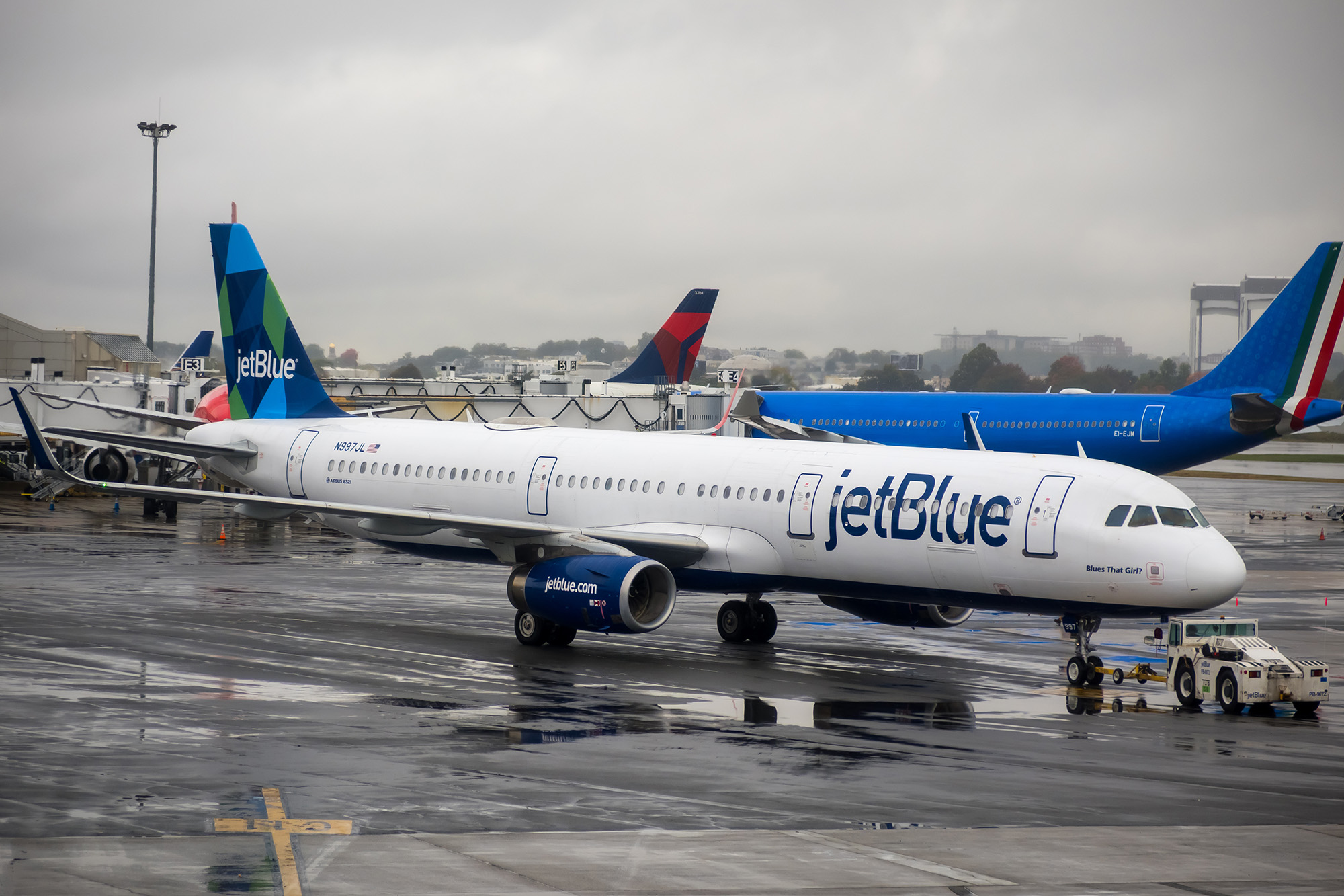JetBlue offers $500 to travelers whose trips are ruined by rain — here ...