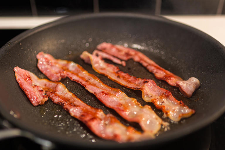 I found the fastest, cleanest way to make bacon (it's not the stove ...